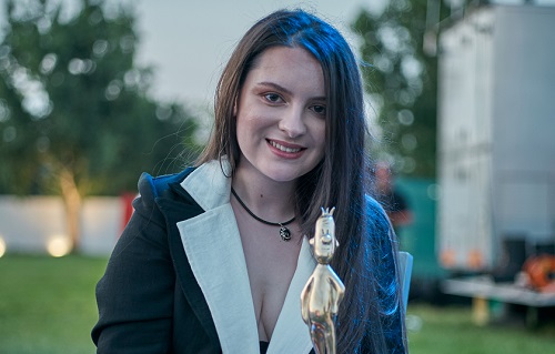 Entela Binjaku: Regjizorja shqiptare rrëmben zemrat e artdashësve në ...