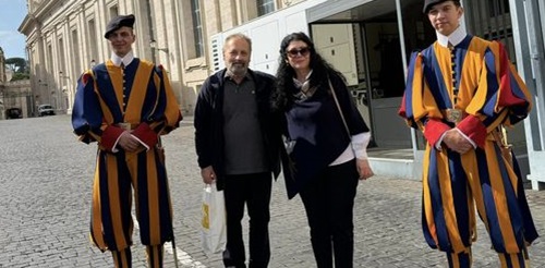 Visar Zhiti: Brenda mureve të Vatikanit